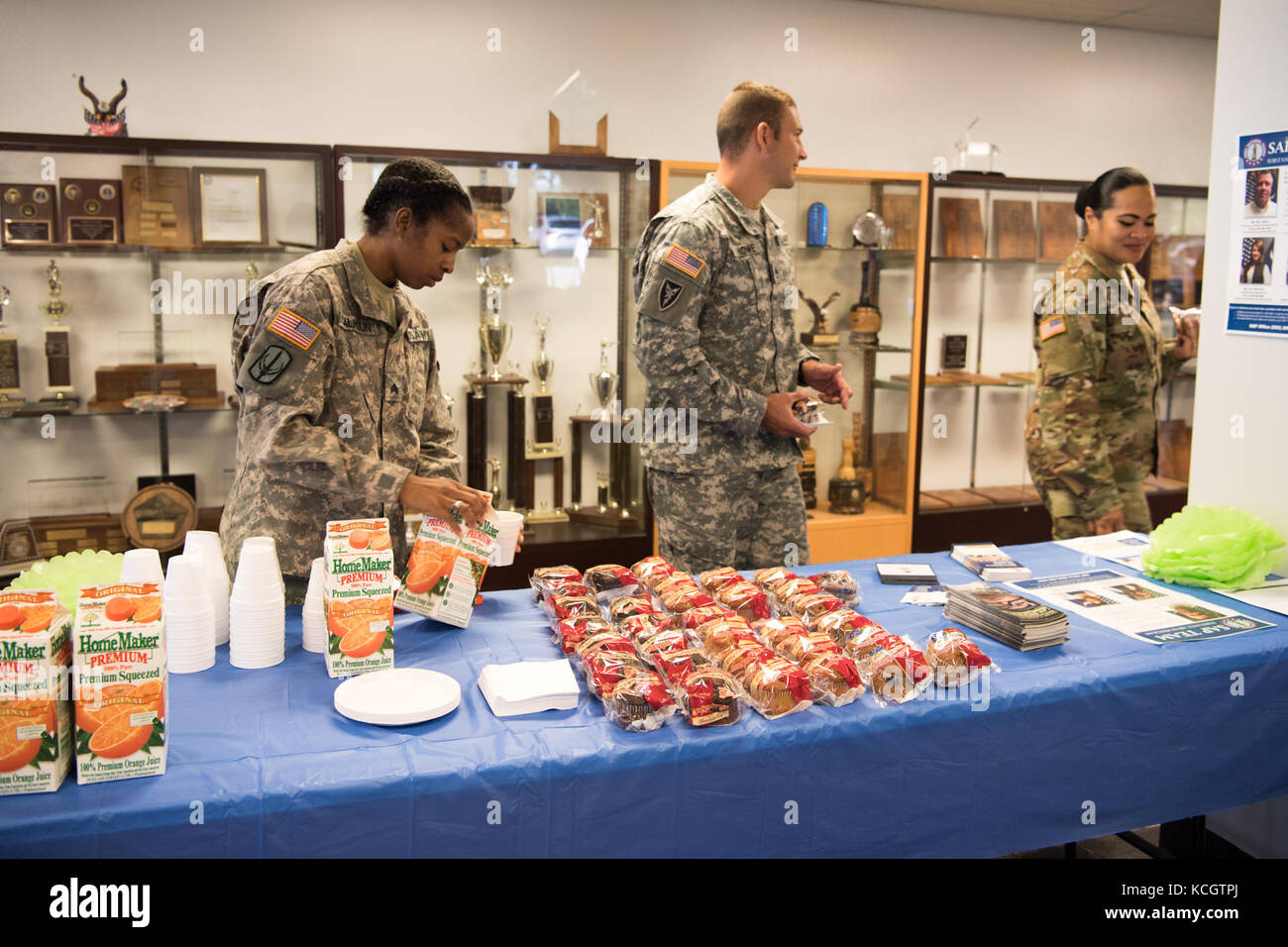 National guard members gather hi-res stock photography and images - Alamy