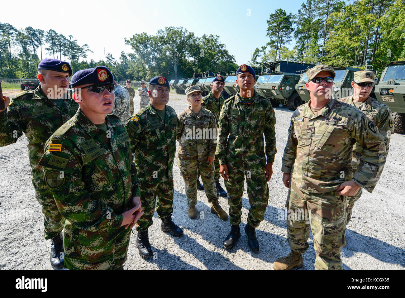 Colombian Army engineers learn about the dry support bridge, bridging ...