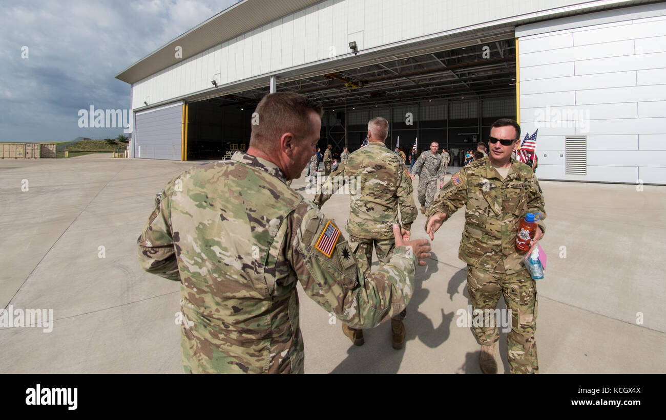 A formation of six S.C. Army National Guard CH-47F Chinook heavy-lift ...