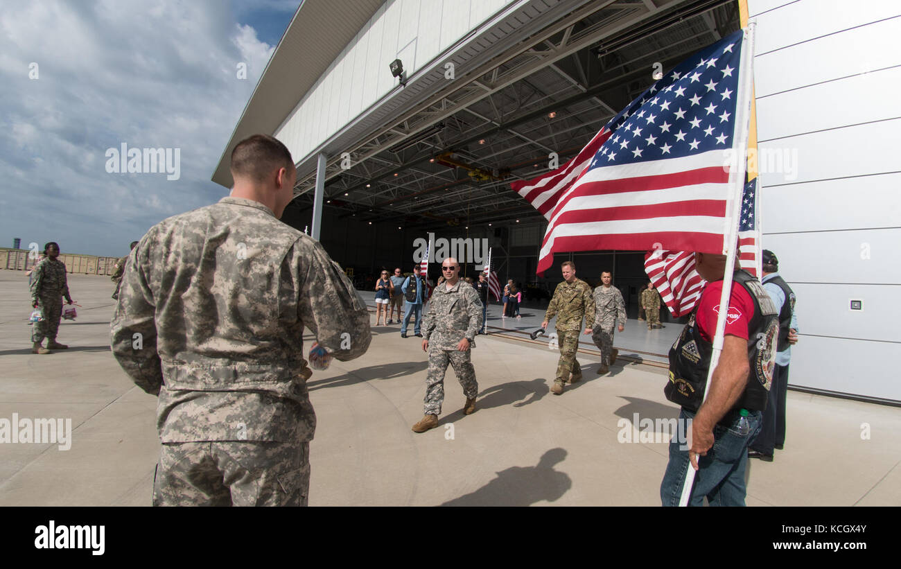A formation of six S.C. Army National Guard CH-47F Chinook heavy-lift ...
