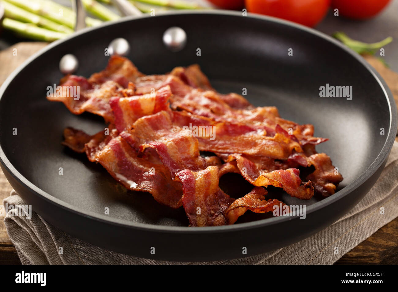 Cooked bacon on a skillet Stock Photo - Alamy