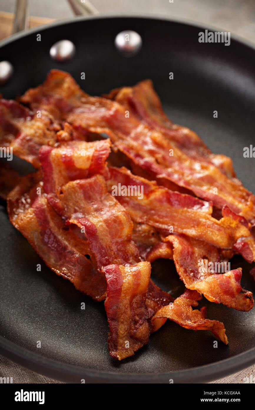 Cooked bacon on a skillet Stock Photo - Alamy