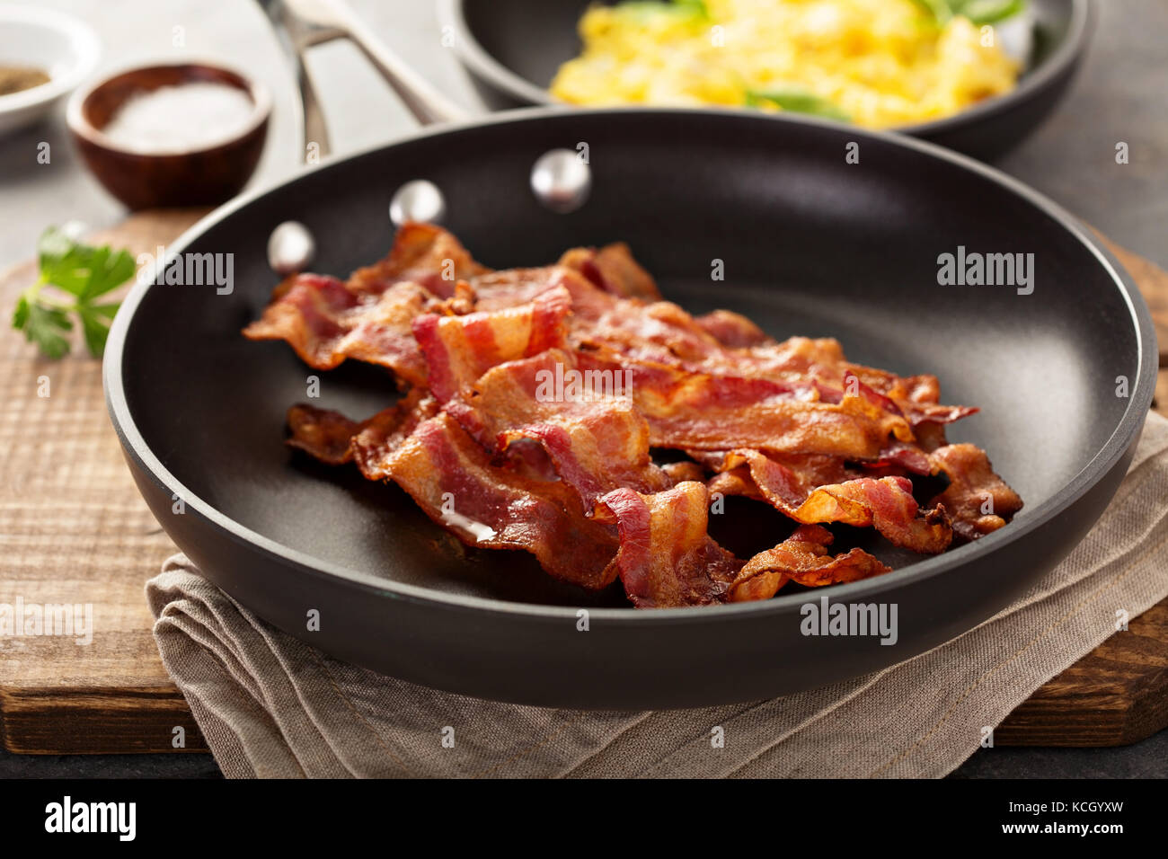 Cook crispy bacon hi-res stock photography and images - Alamy
