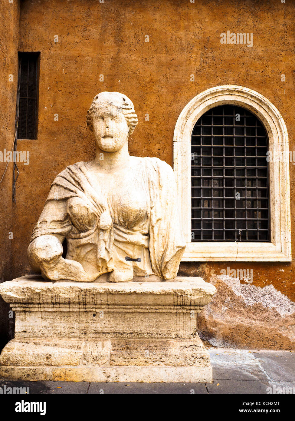 Isis statue rome hi-res stock photography and images - Alamy