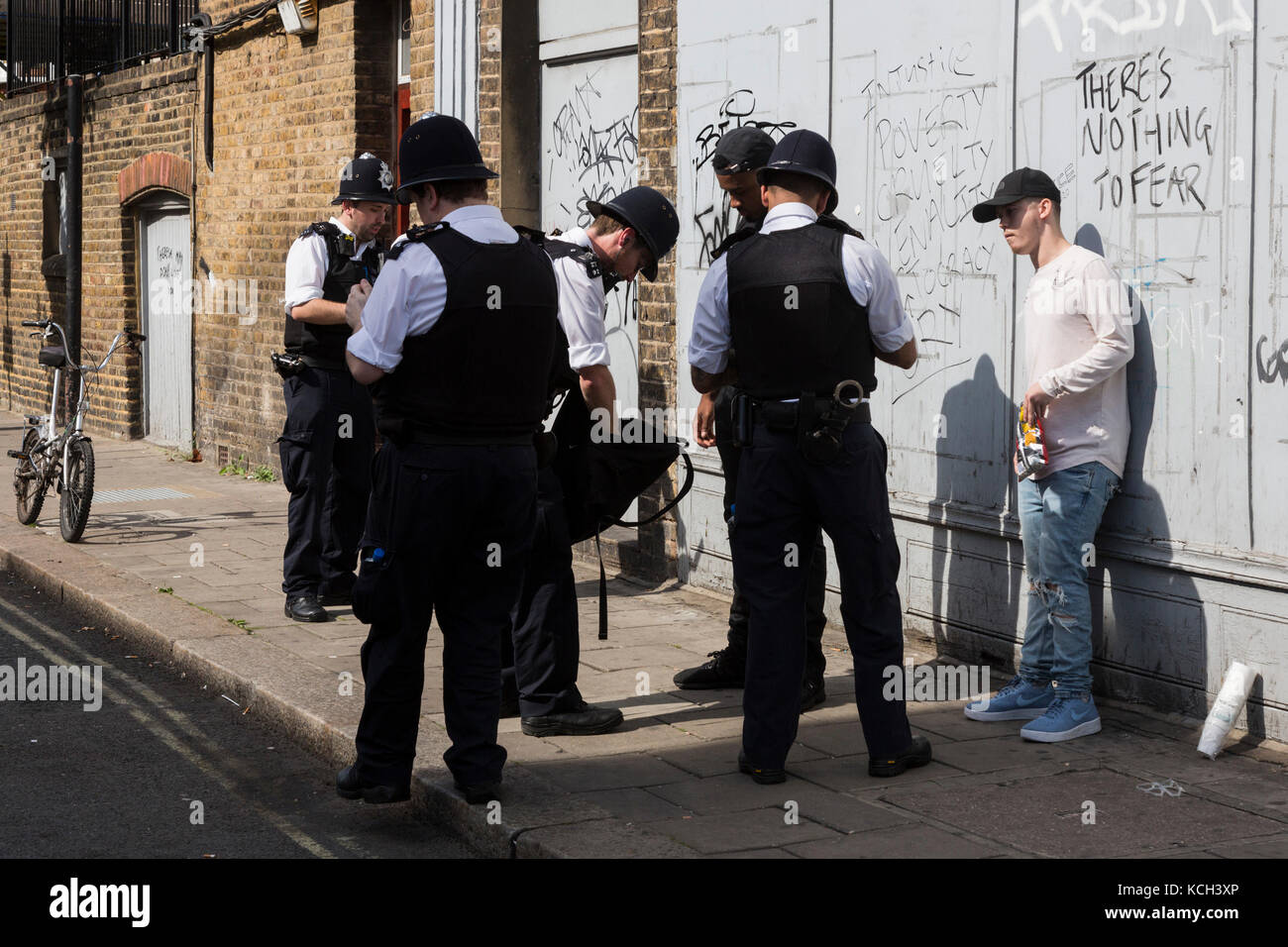 Police searching revellers, stop and search, at Notting Hill Carnival ...