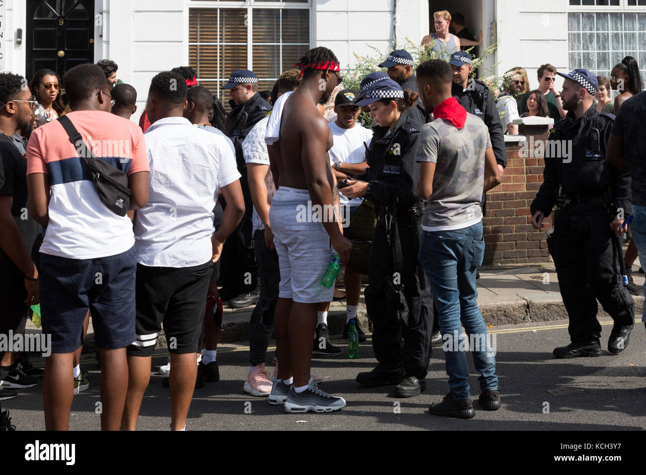 Police searching revellers, stop and search, at Notting Hill Carnival ...