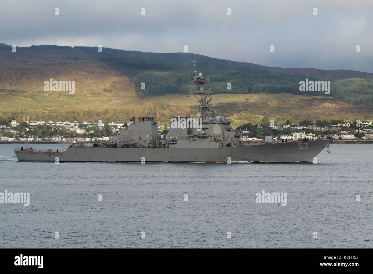 USS Mitscher (DDG-57), an Arleigh Burke-class guided missile destroyer ...