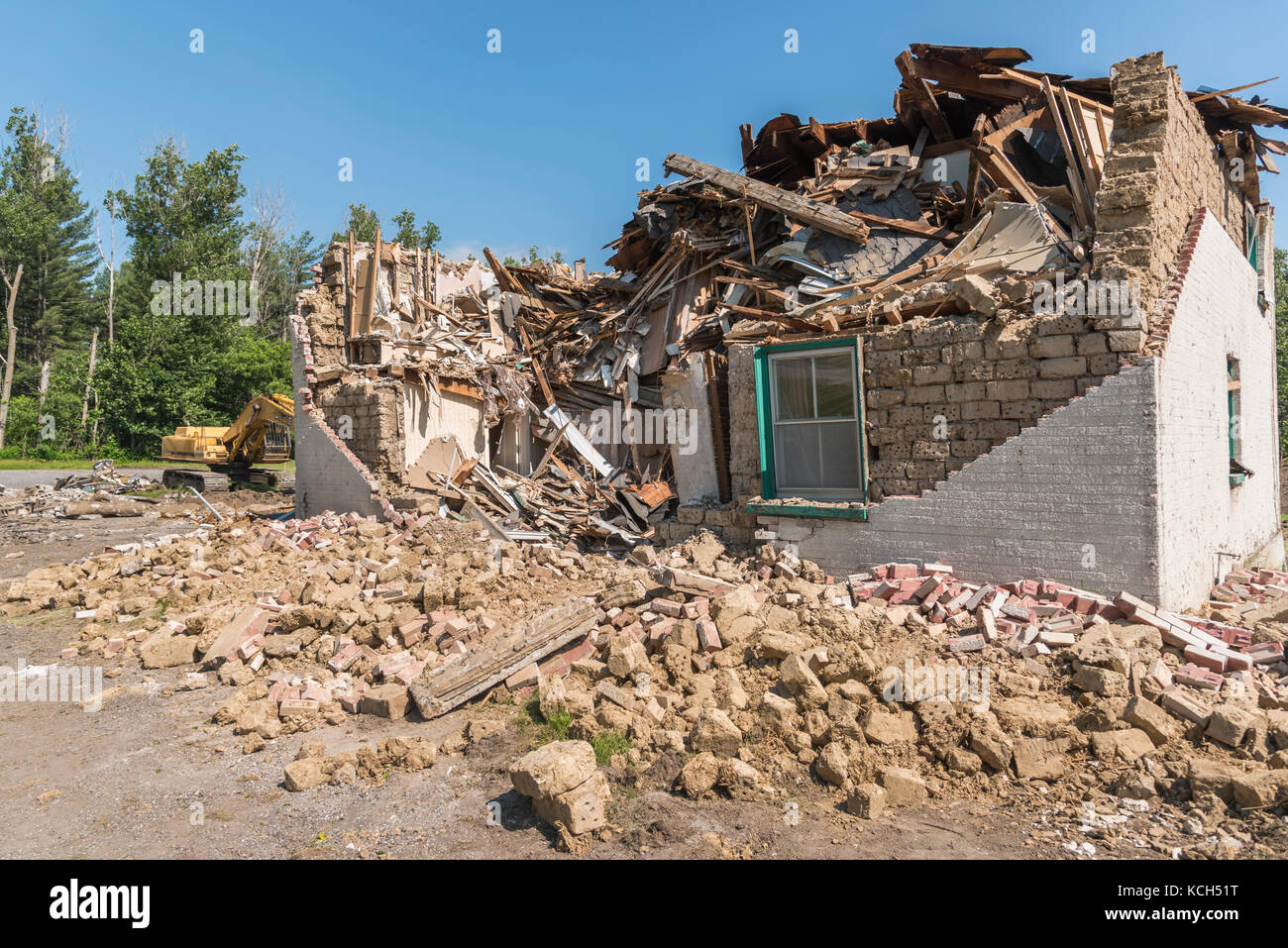 Abandoned partially demolished brick hi-res stock photography and ...