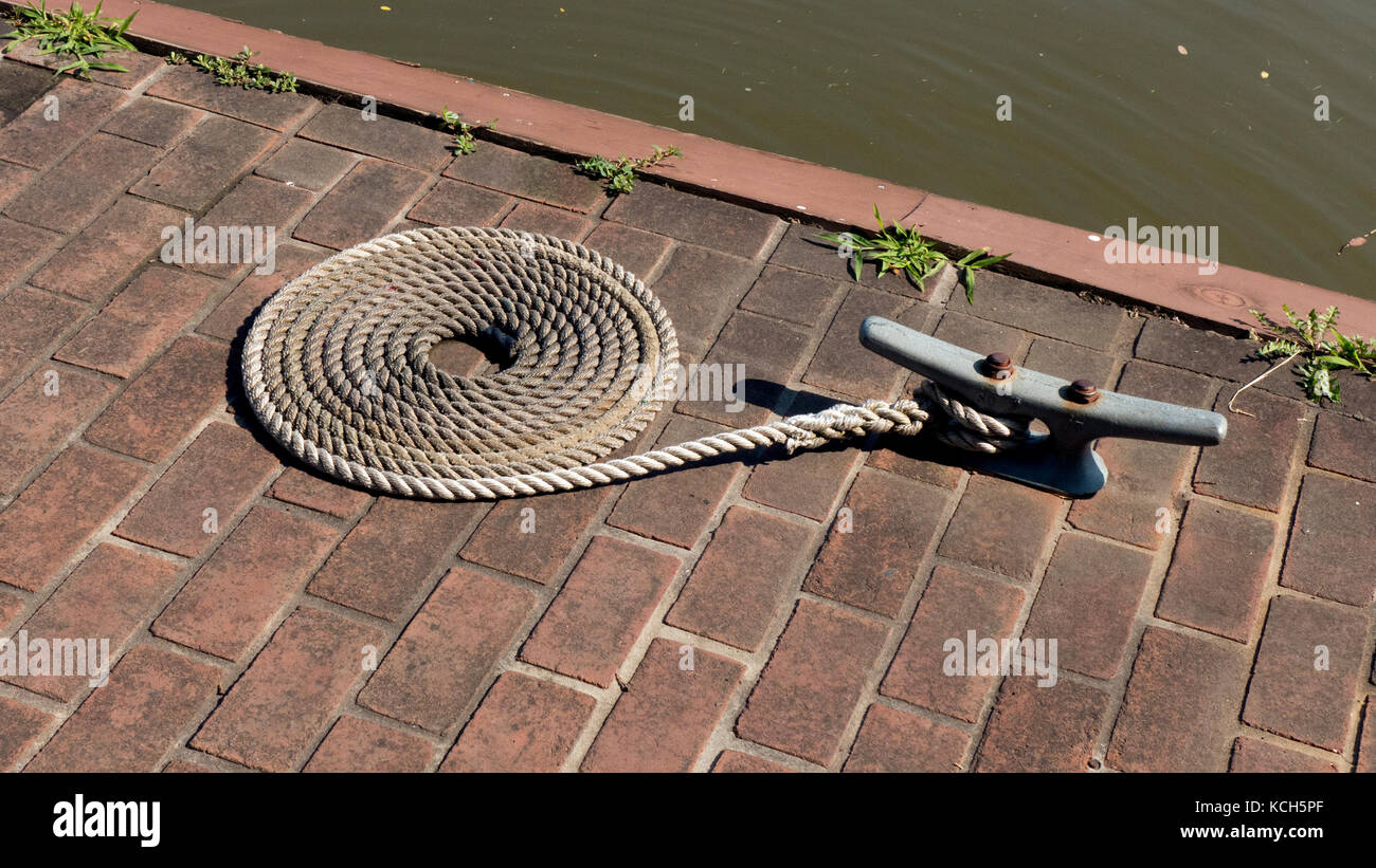 Docking cleat with rope Stock Photo - Alamy
