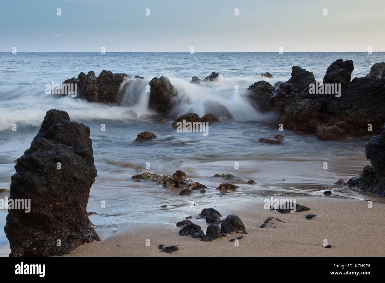 Lava rock shoreline hi-res stock photography and images - Alamy