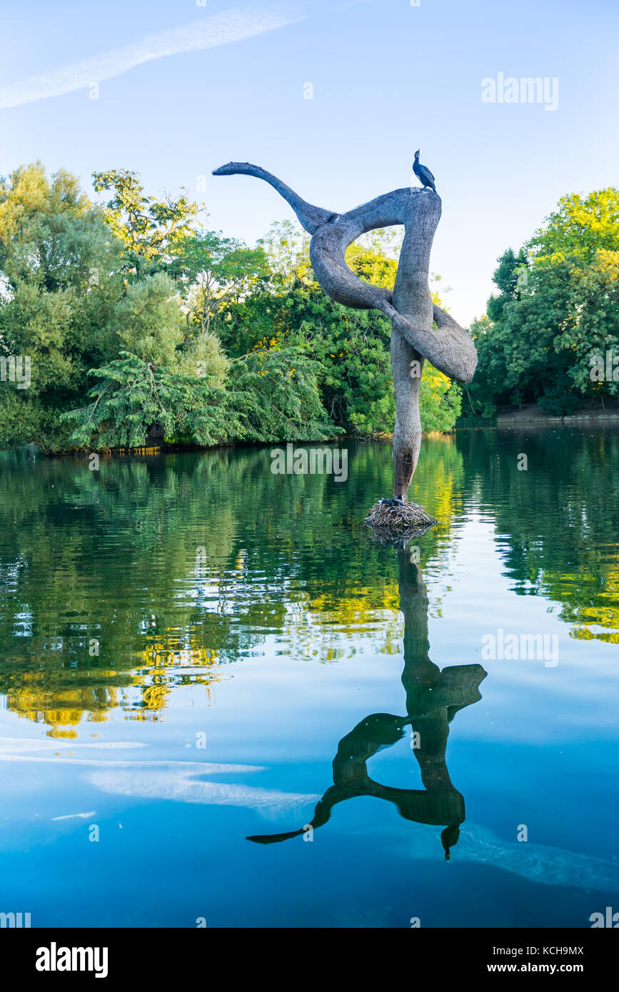 Cormorant statue bird hi-res stock photography and images - Alamy