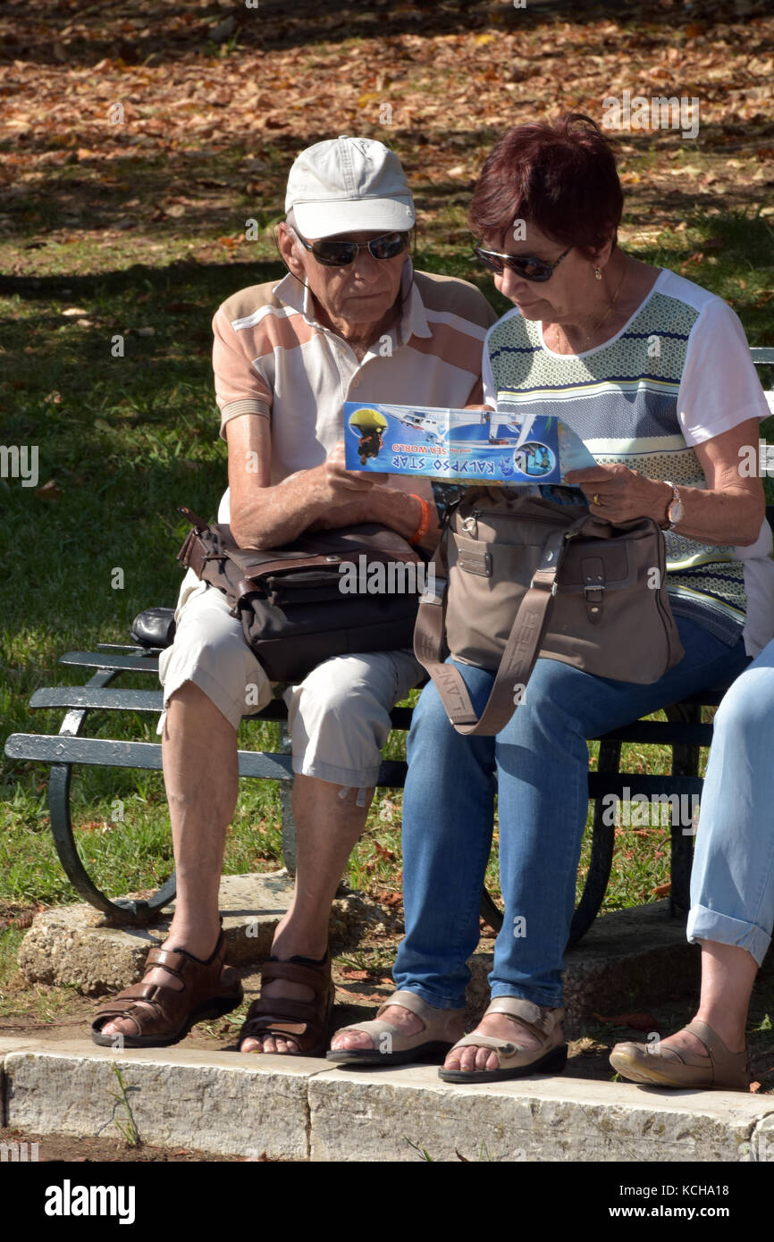Reading maps hi-res stock photography and images - Alamy