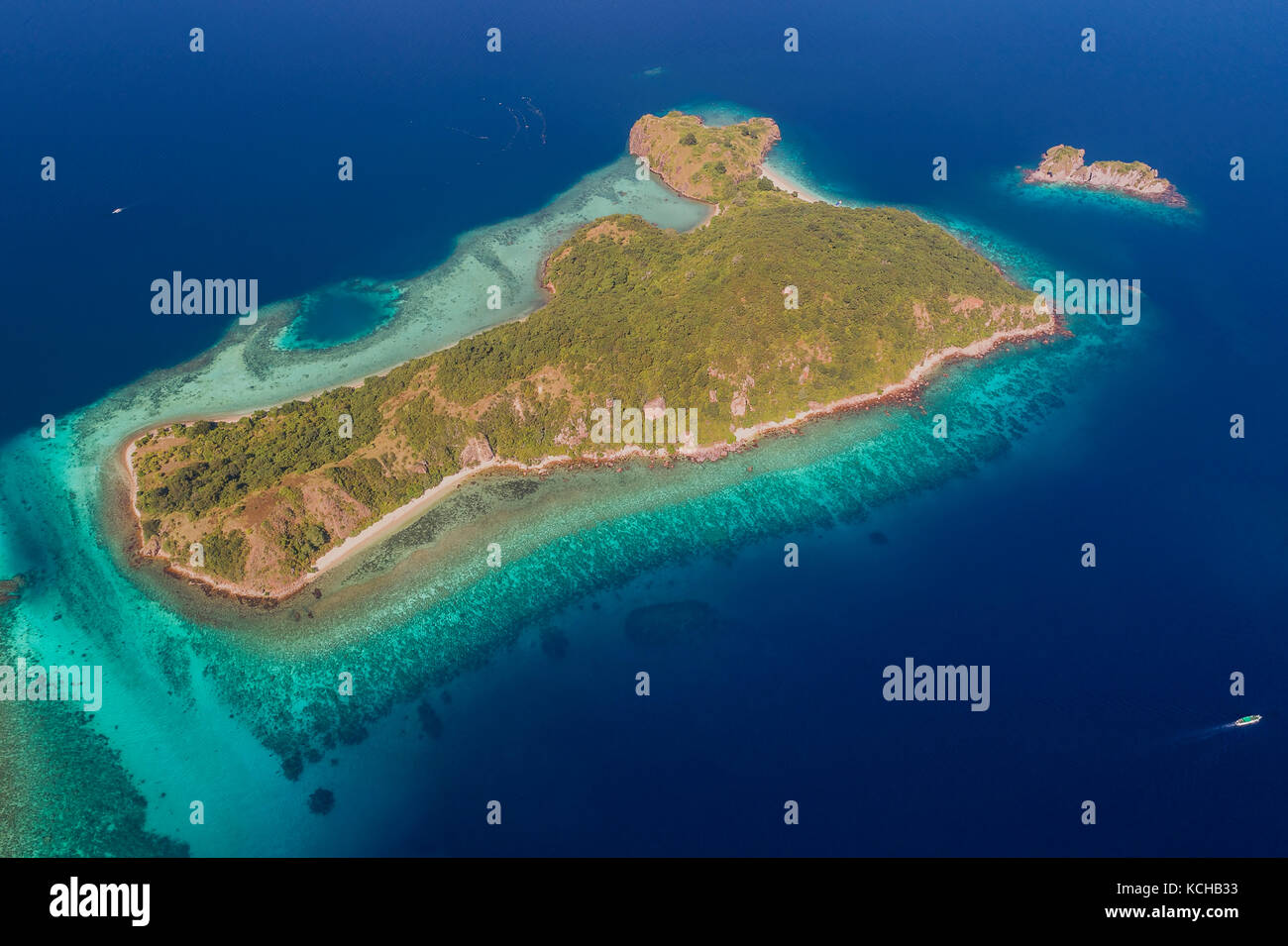 Isolated island aerial view hi-res stock photography and images - Alamy