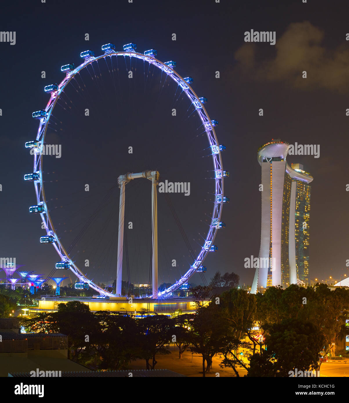 View of famous Singapore Ferris Wheel at night Stock Photo - Alamy