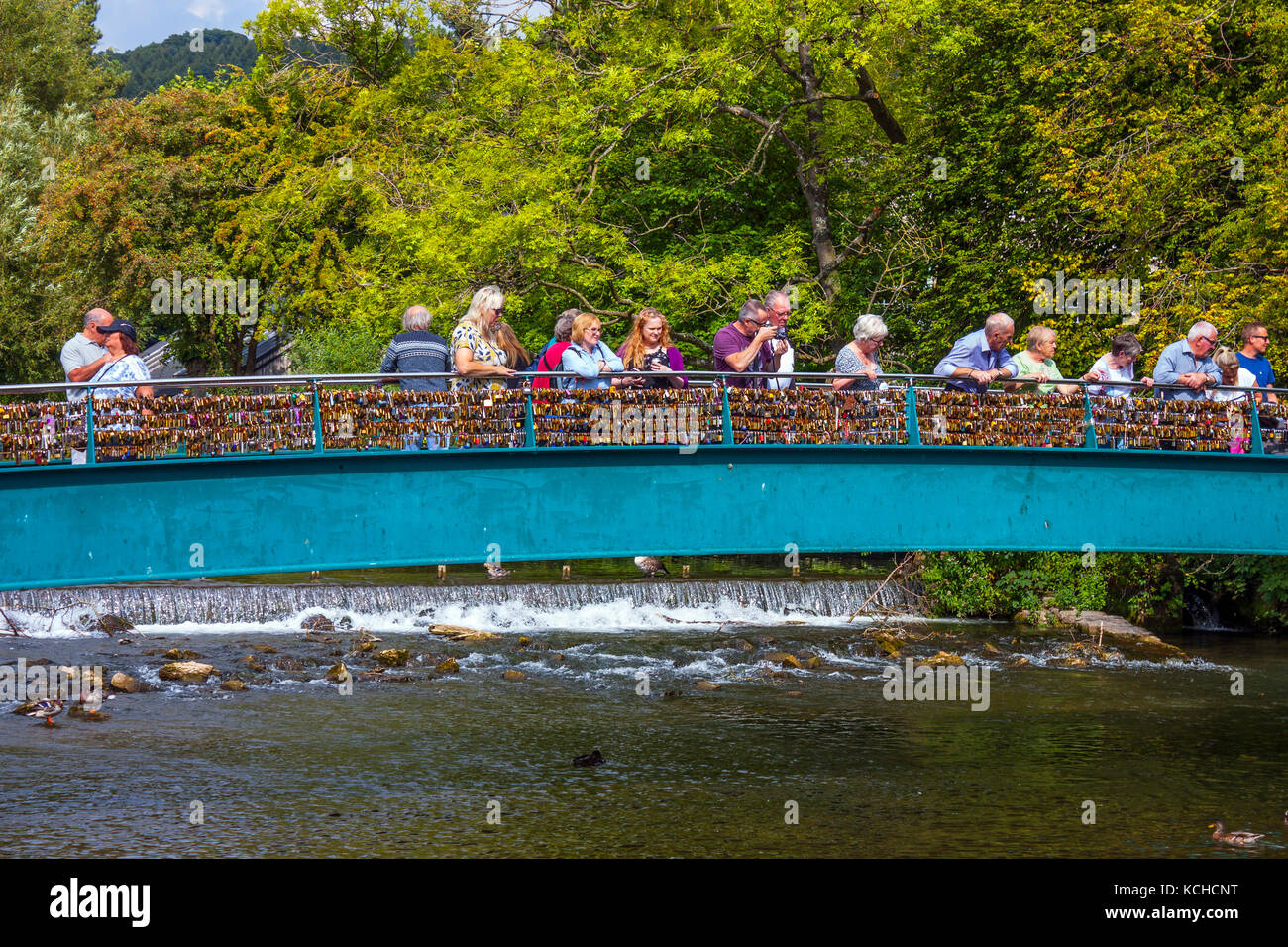 Love Locks on Footbridge over River Wye, Bakewell, Derbyshire Stock ...