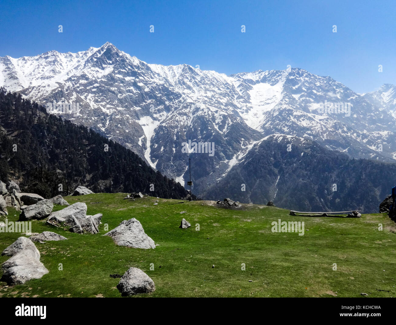 Himalayan valley snow covered mountain hi-res stock photography and images - Alamy