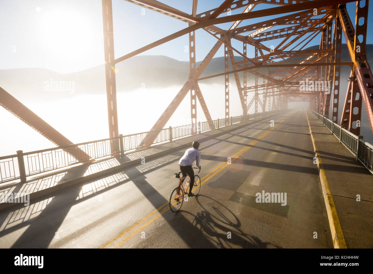 Bridge in morning mist hi-res stock photography and images - Alamy