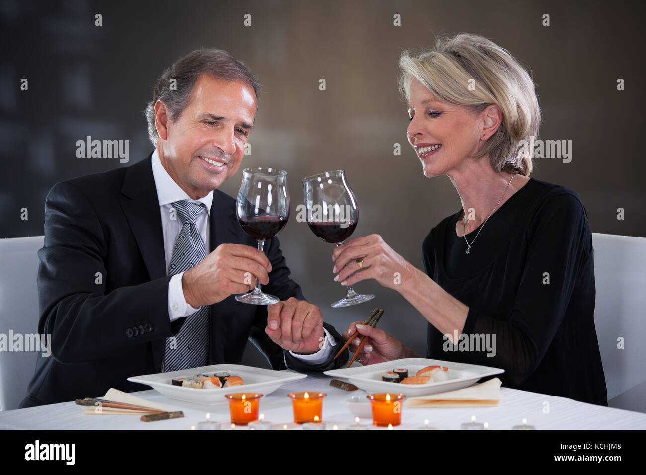 Fine dining couple restaurant hi-res stock photography and images - Alamy