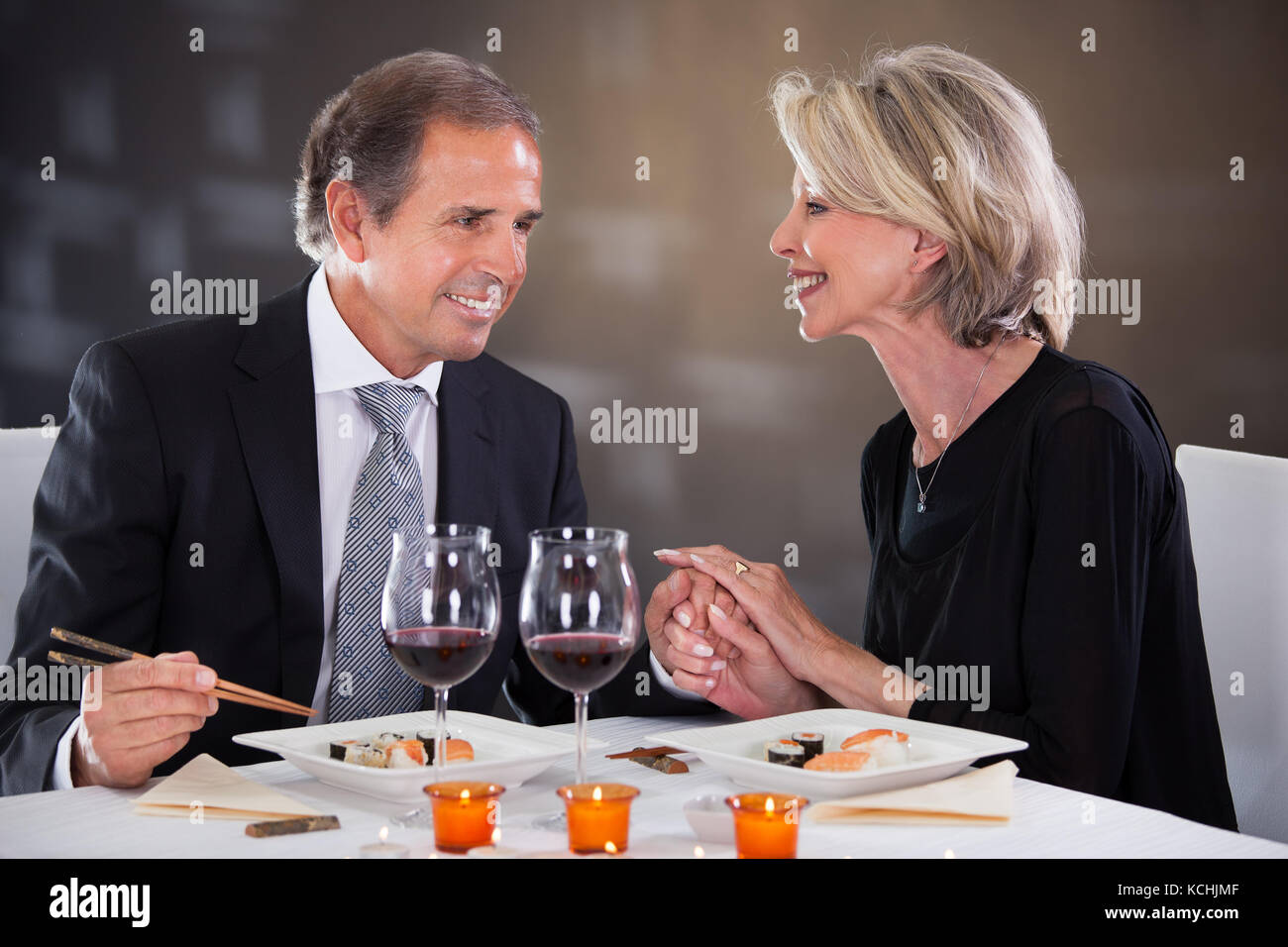 Fine dining couple restaurant hi-res stock photography and images - Alamy