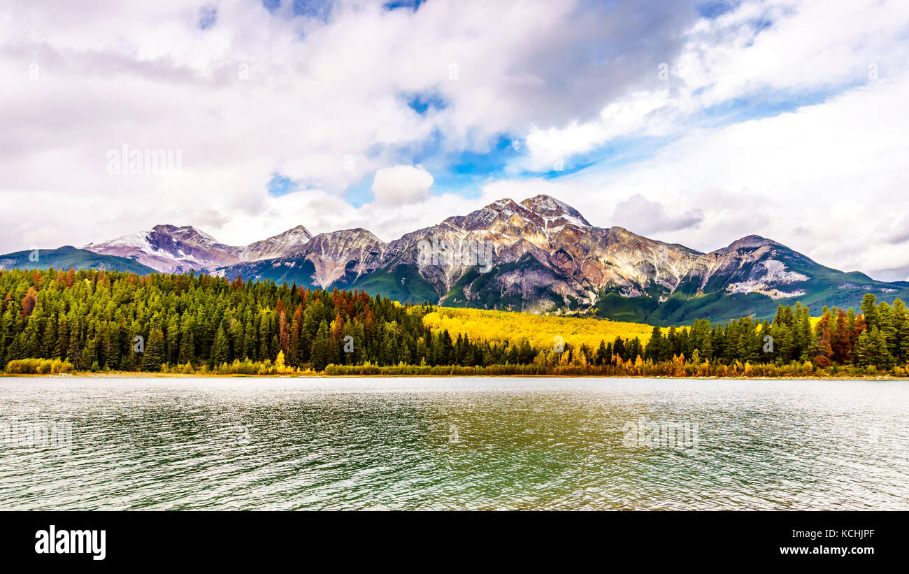 Pyramid lake pyramid mountain jasper hi-res stock photography and ...