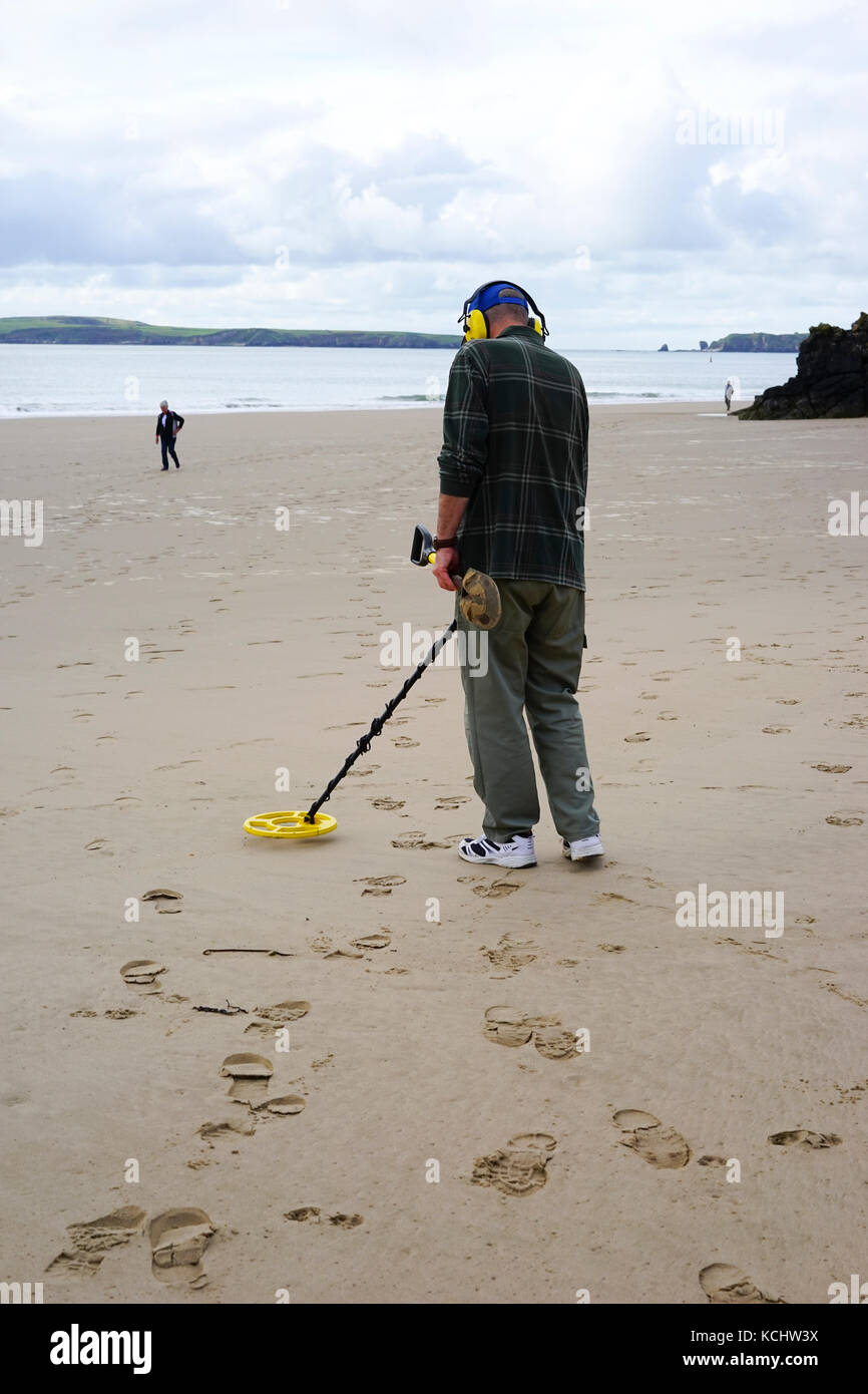 Man using metal detector on hi-res stock photography and images - Alamy