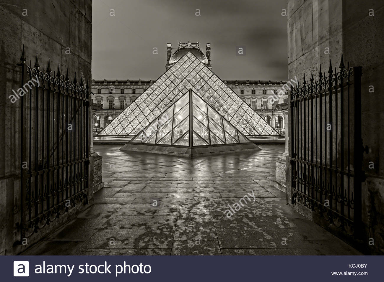 Paris Night Black And White Stock Photos & Paris Night Black And White ...