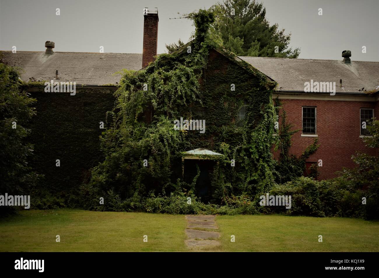 Old scary school building hi-res stock photography and images - Alamy