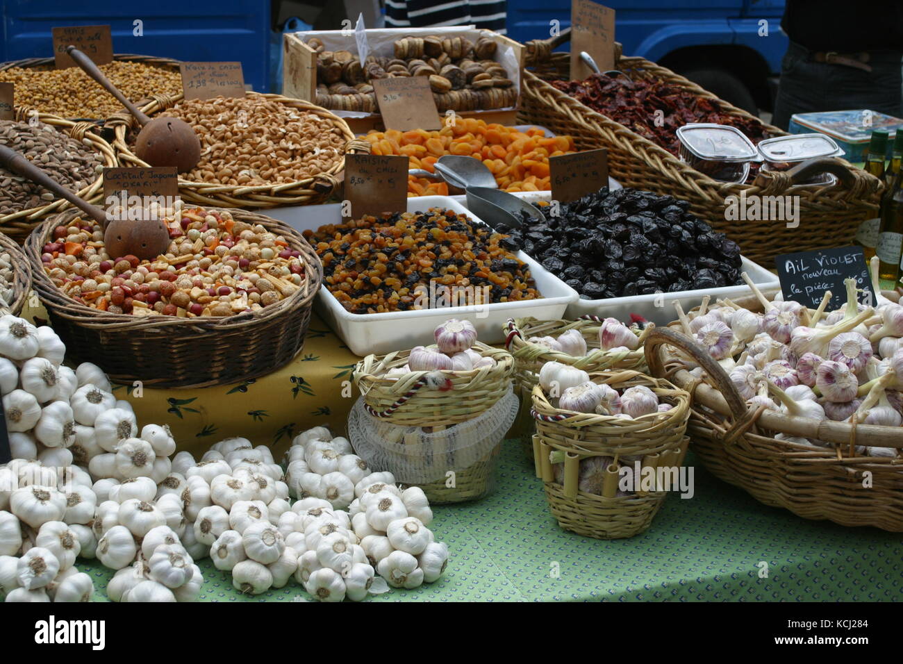 Getrocknete Früchte auf Markststand in der Provence - Dried fruits on ...