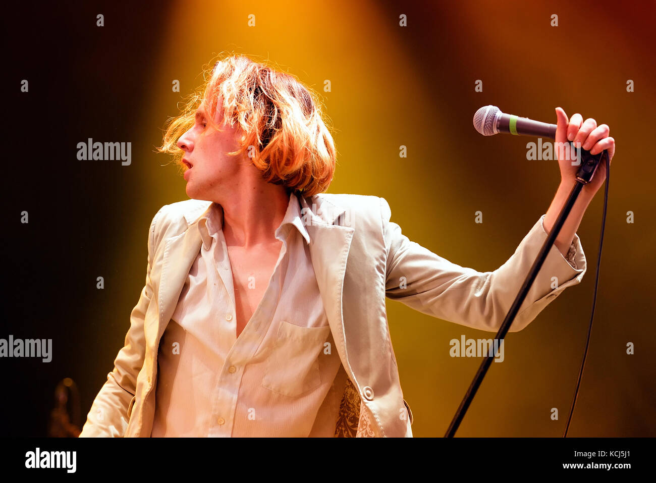 BARCELONA - MAY 30: Foxygen (band) performs at Primavera Sound 2015 ...