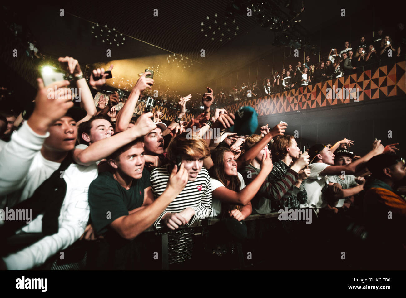 Crowd filming smart phone hi-res stock photography and images - Alamy