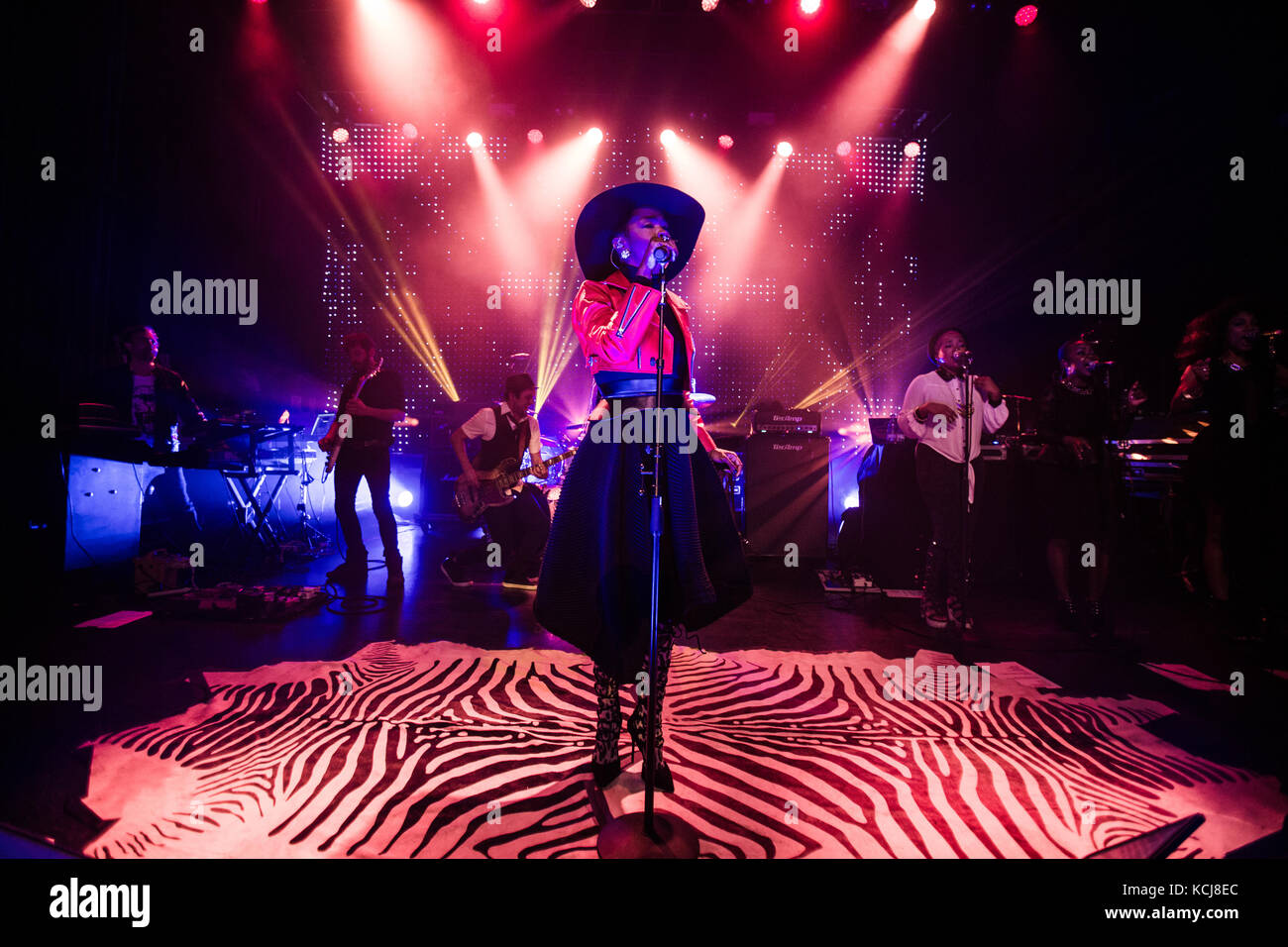 Singer fugees lauryn hill hi-res stock photography and images - Alamy