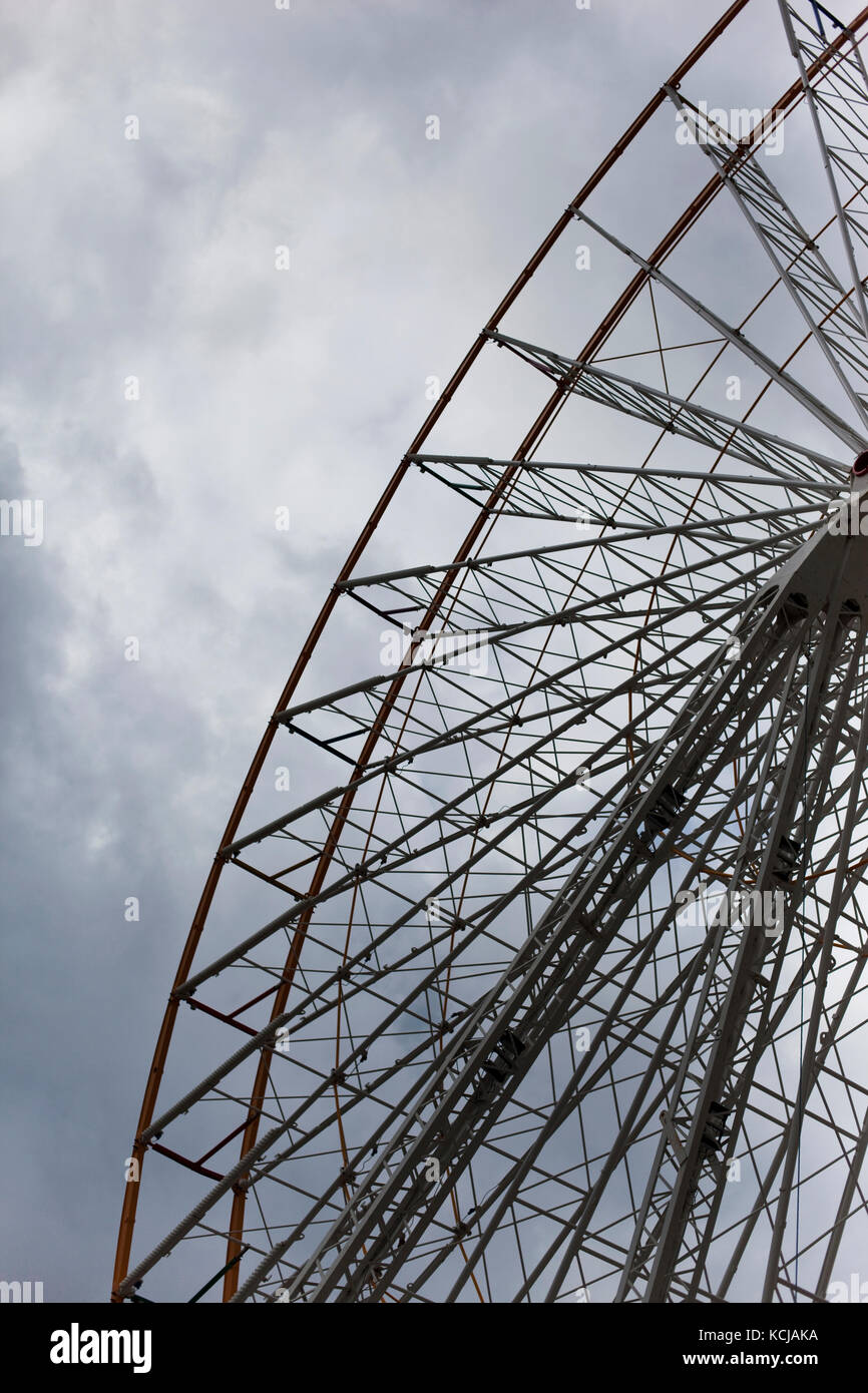 Construction of a big wheel in a fairground Stock Photo - Alamy