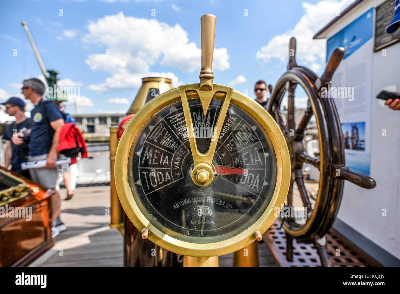 Throttle ship hi-res stock photography and images - Alamy