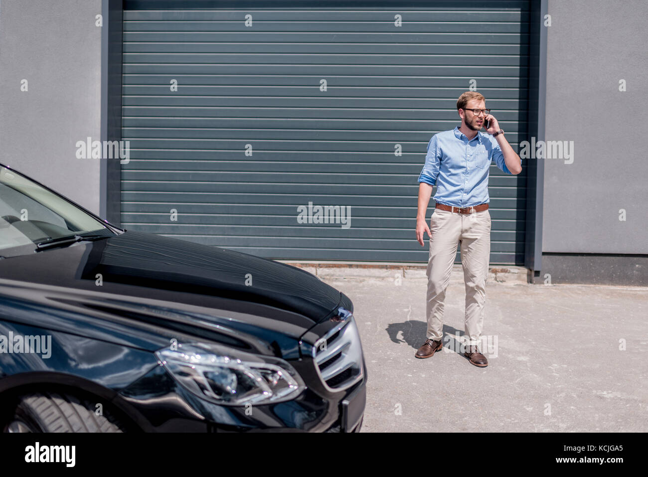 Man standing near the car hi-res stock photography and images - Alamy