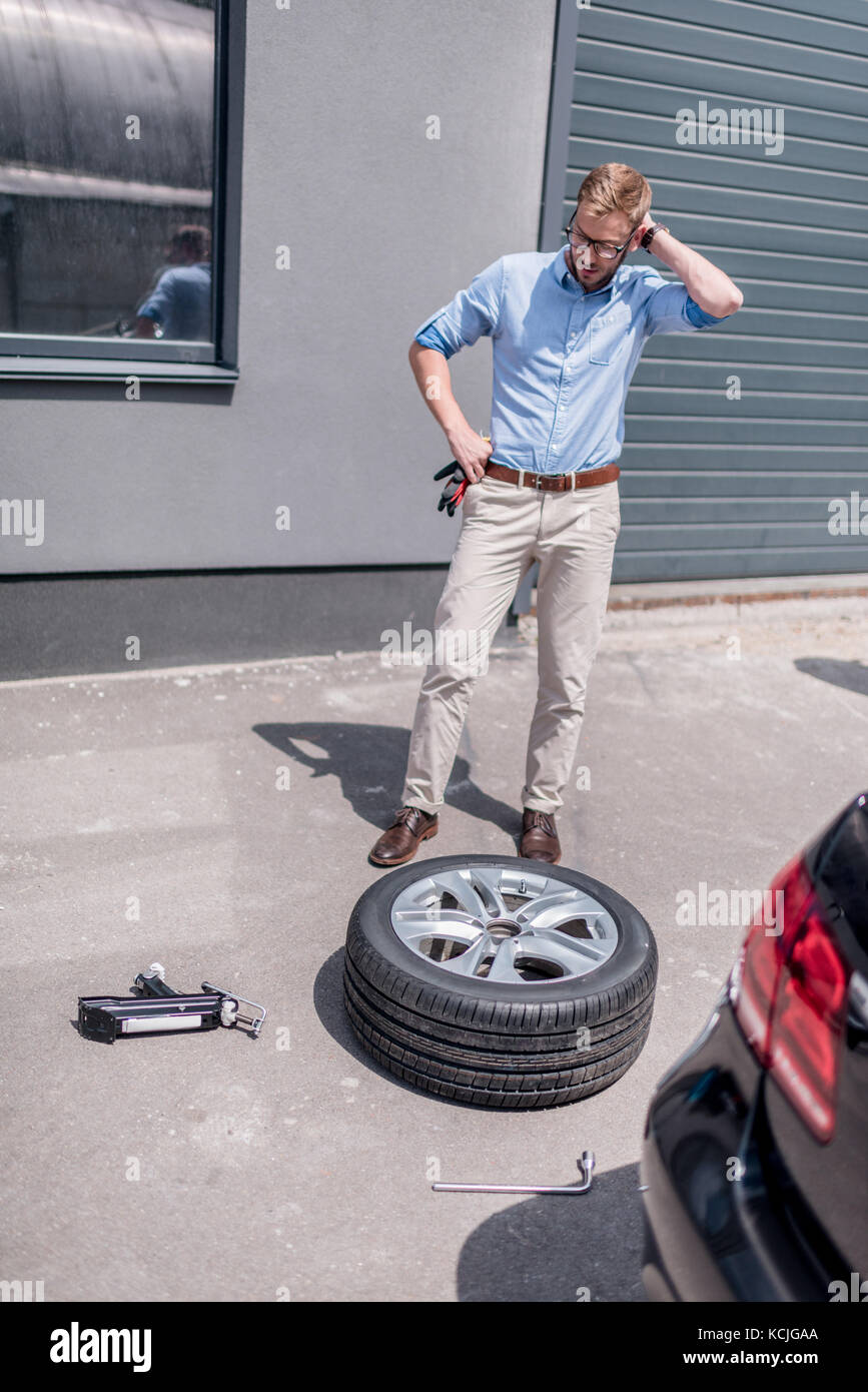 man changing car tire Stock Photo - Alamy
