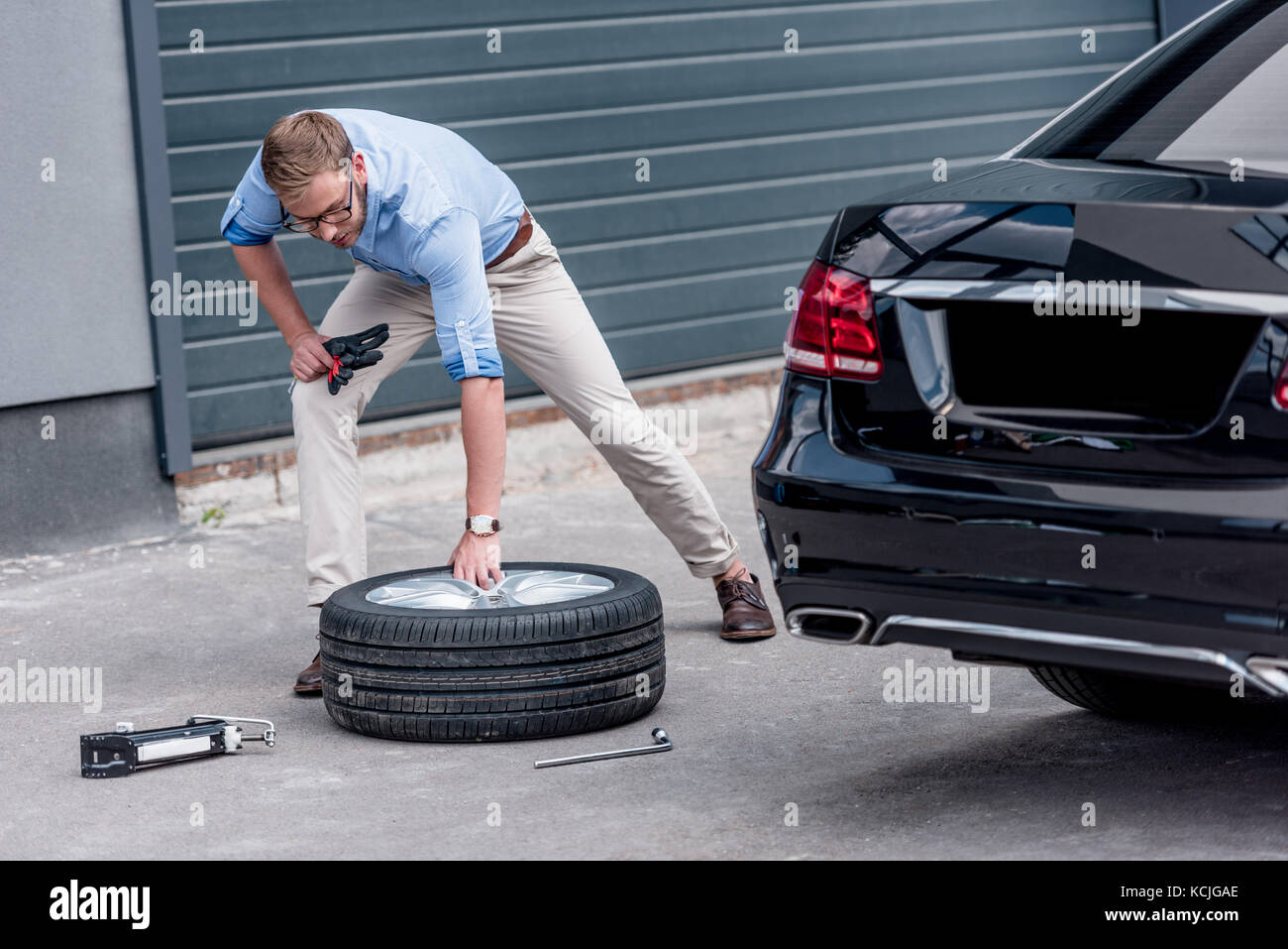 Man changing car tire hi-res stock photography and images - Alamy