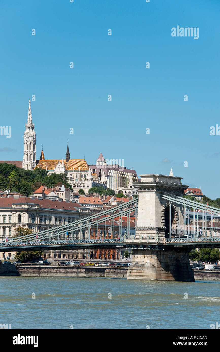 A view of the Széchenyi Chain Bridge across the Danube in Budapest with ...