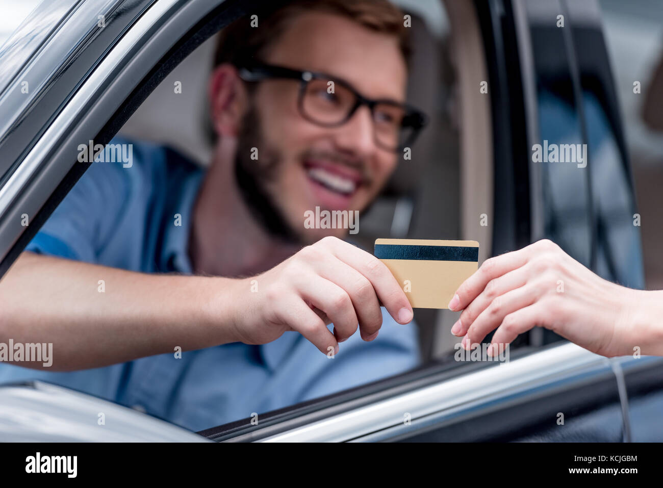 man paying with credit card Stock Photo - Alamy