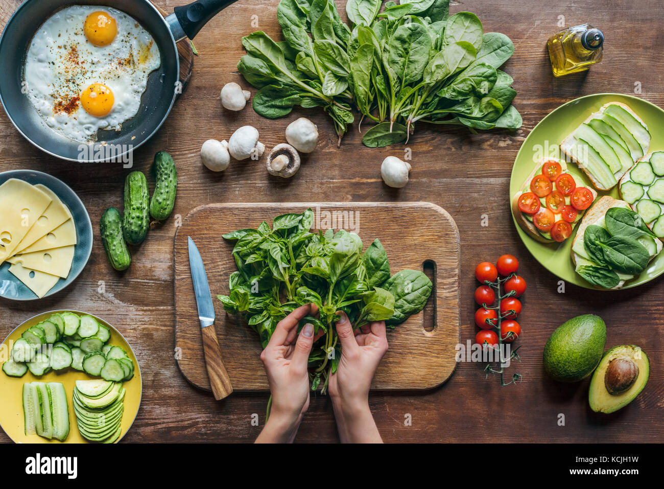 woman cooking breakfast Stock Photo - Alamy