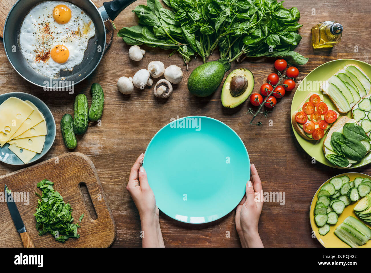 empty plate and ingredients for breakfast Stock Photo - Alamy