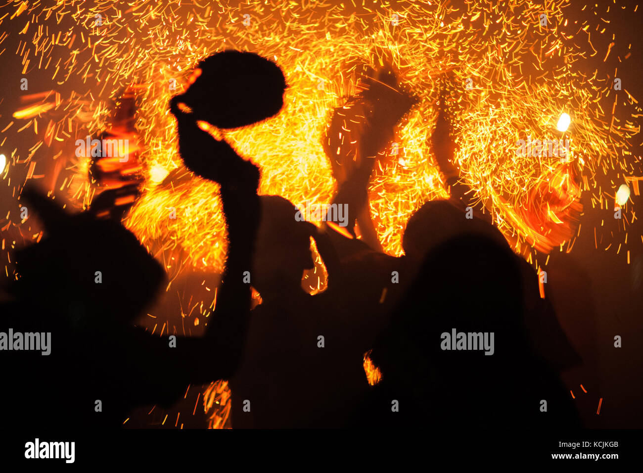 Kuta, Bali, Indonesia. 5th Oct, 2017. Balinese hit fire coconut to ...