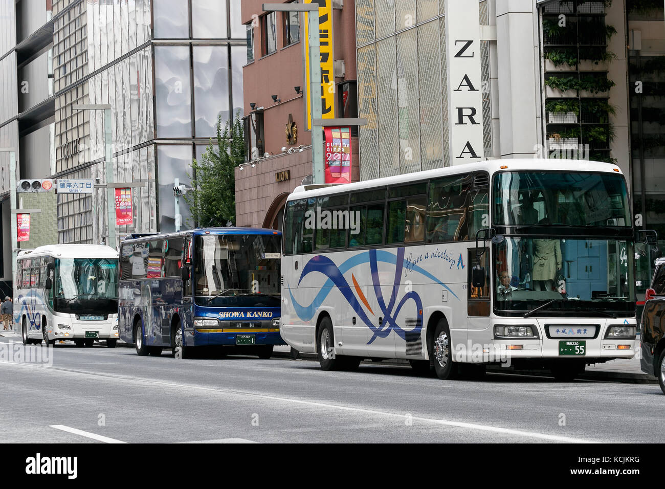 Tokyo, Japan. 5th Oct, 2017. Tourist buses stop in Ginza shopping ...