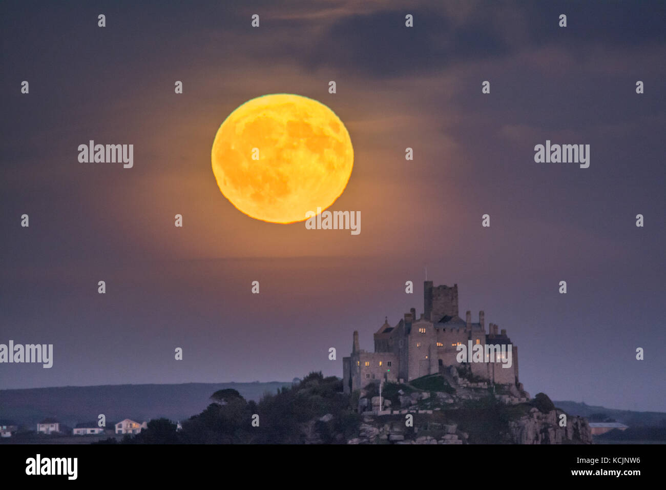Penzance, Cornwall, UK. 5th Oct, 2017. UK Weather. The full Harvest ...