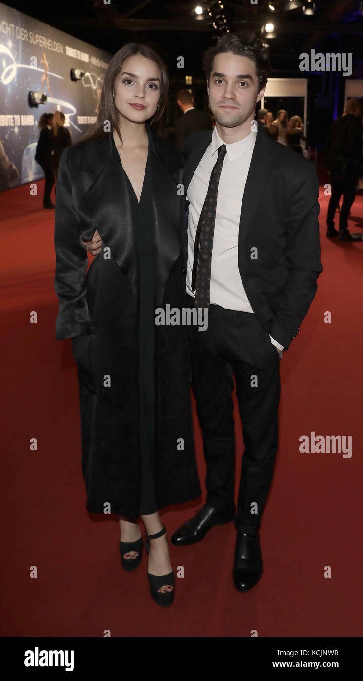 Berlin, Germany. 5th Oct, 2017. Actress Luise Befort and her brother ...