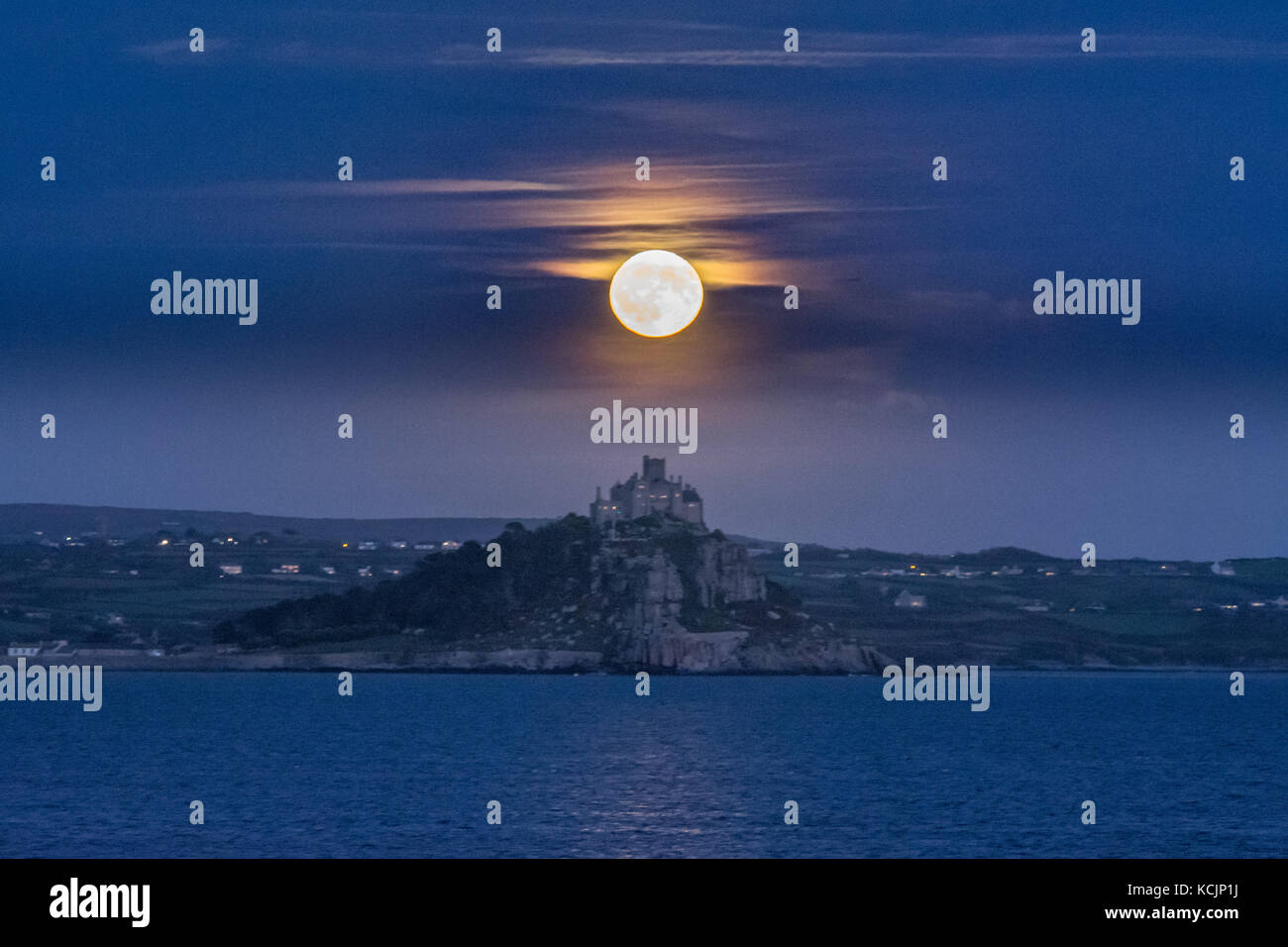 Penzance, Cornwall, UK. 5th Oct, 2017. UK Weather. The full Harvest ...