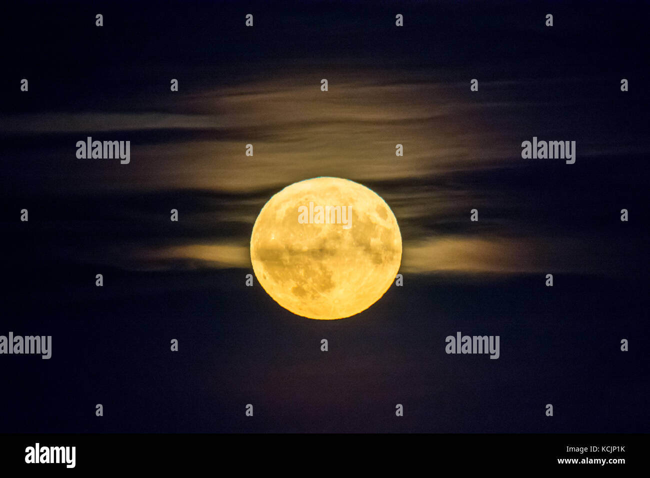 Penzance, Cornwall, UK. 5th Oct, 2017. UK Weather. The full Harvest ...