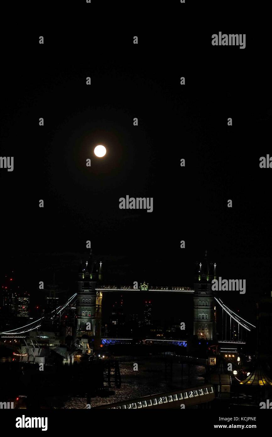 London, UK. 5th Oct, 2017. Harvest Moon over Tower Bridge. . Credit ...