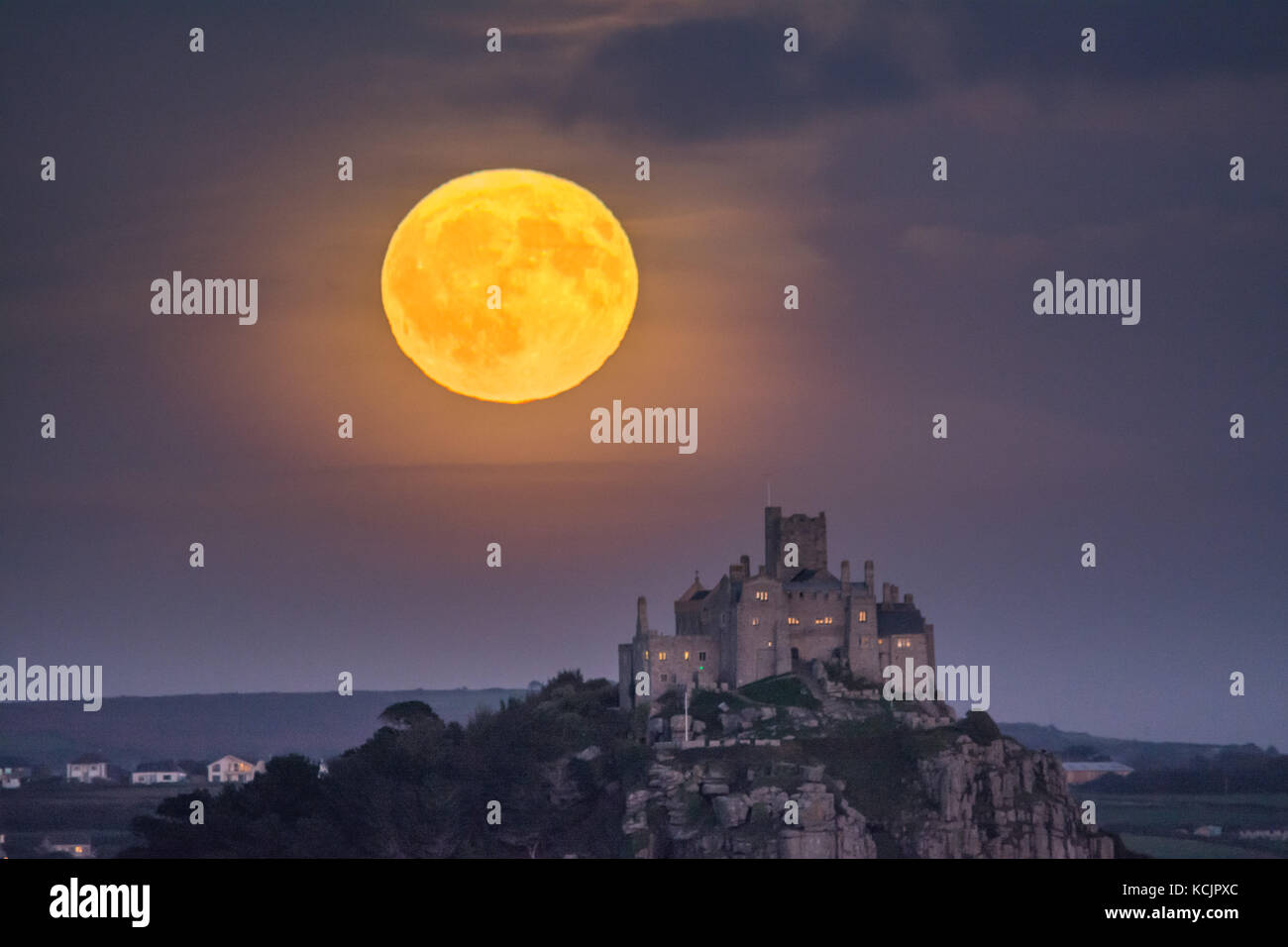 Penzance, Cornwall, UK. 5th Oct, 2017. UK Weather. The full Harvest ...