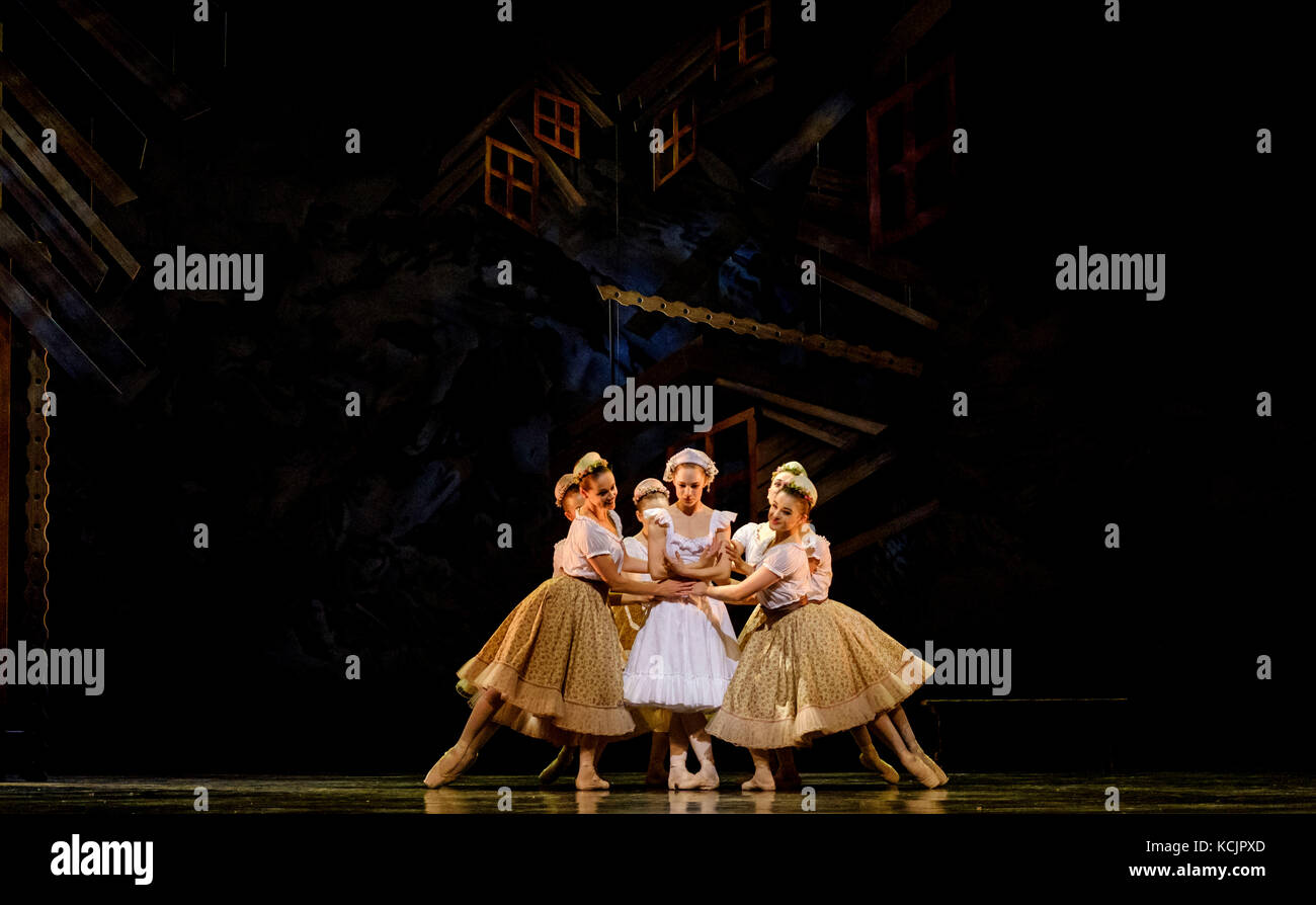 Glasgow, UK. 5th October, 2017. A scene from the SCOTTISH BALLET ...