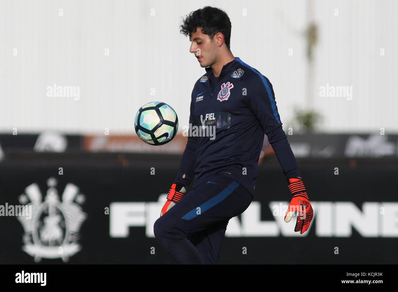 SÃO PAULO, SP - 05.10.2017: TREINO DO CORINTHIANS - Matheus Vidotto ...